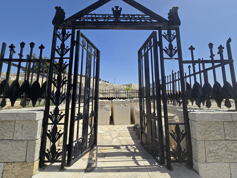 A Guide to the Mount of Olives Jewish Cemetery in Jerusalem - Backpack ...